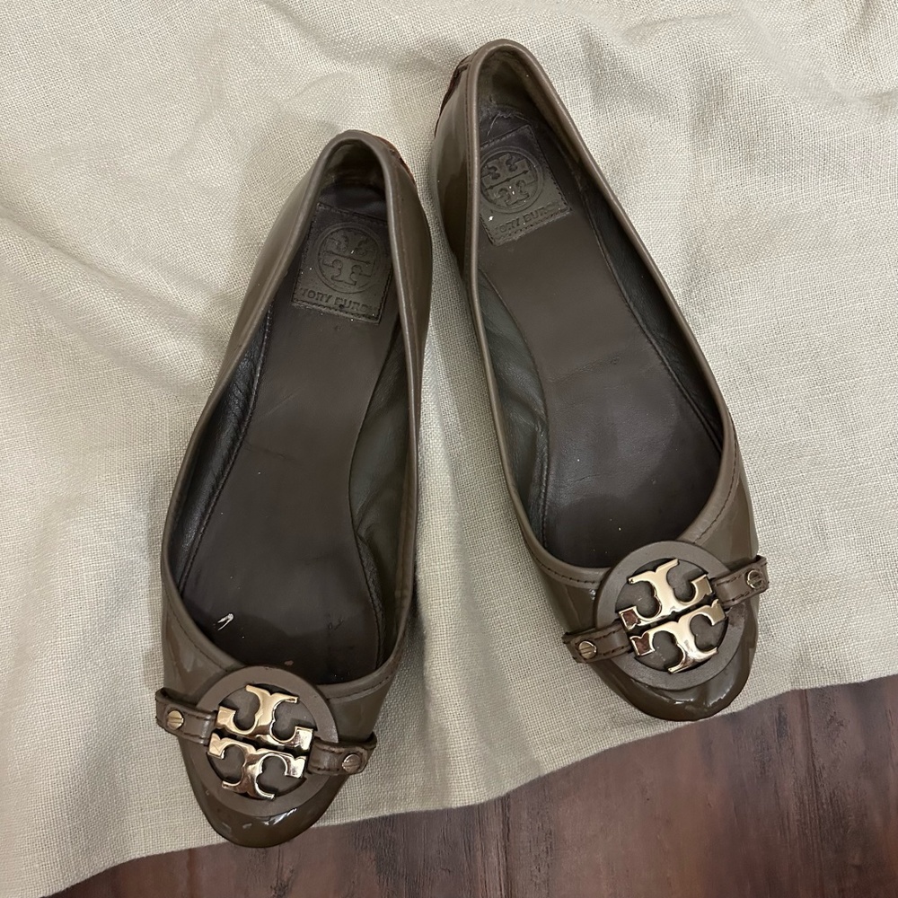 Tory Burch "Gabriel" Gold Medallion Logo Flats Glossy… - Gem